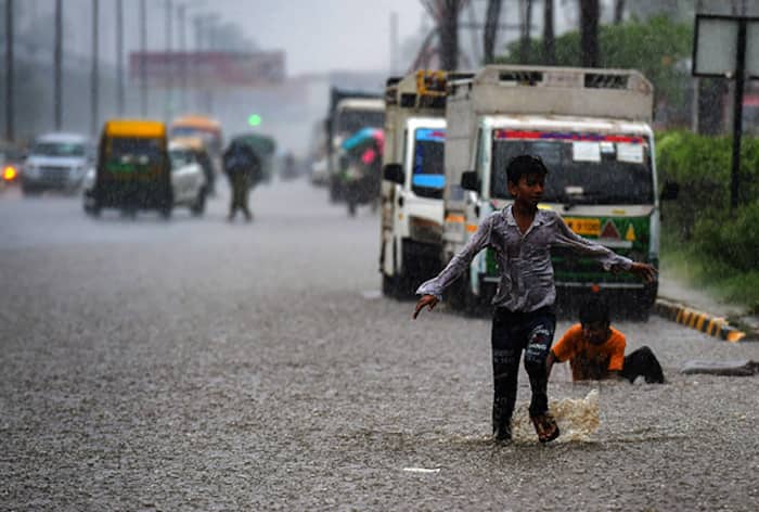 Arrival of Monsoon in Delhi Causes Traffic Snarls, Waterlogged Roads