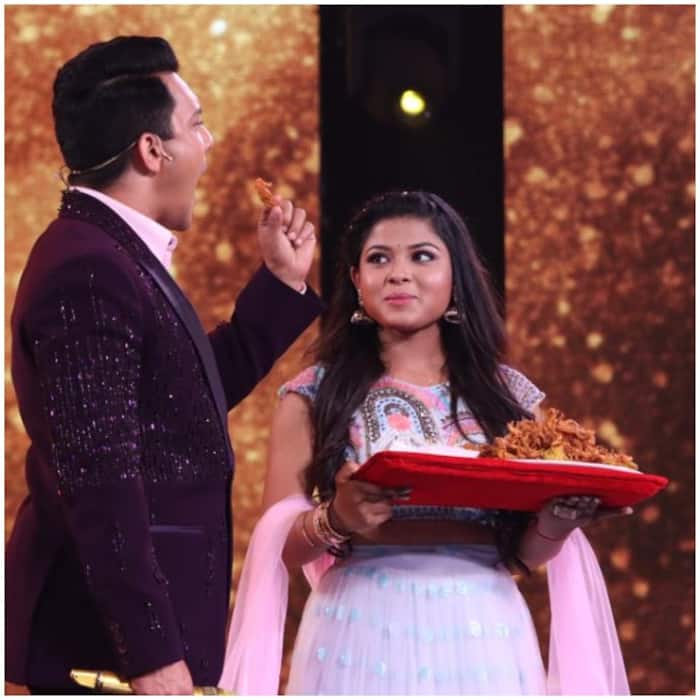 Arunita Kanjilal Eats Bhutta, Cooks Pakodas For All in Indian Idol 12 ...