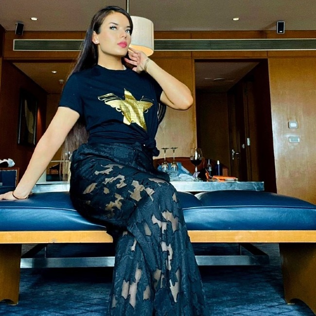 Meet Birthday Boy Rishabh Pant's glamorous girlfriend Isha Negi who is ...