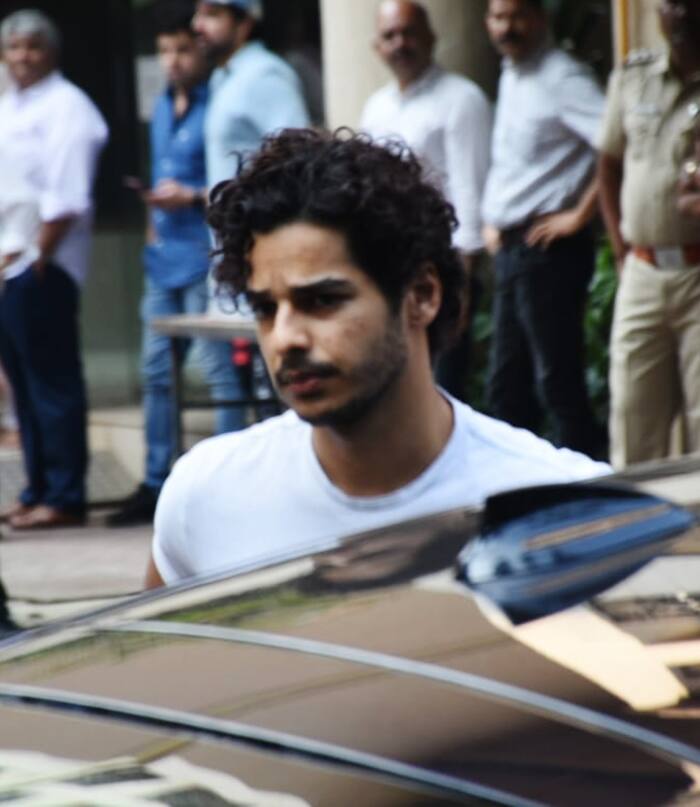 Satish Kaushik's Last Rites: Salman Khan Wipes Off a Tear From His Face ...