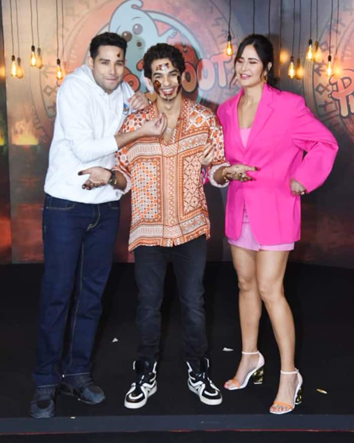 Ishaan Khatter Cuts His Birthday Cake With Phone Bhoot Friends Katrina ...