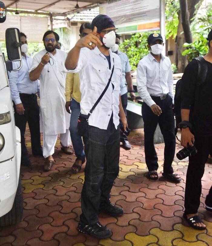 Jagdeep Funeral: Javed Jaffrey, Naved Jaffery, Friends And Other Family ...