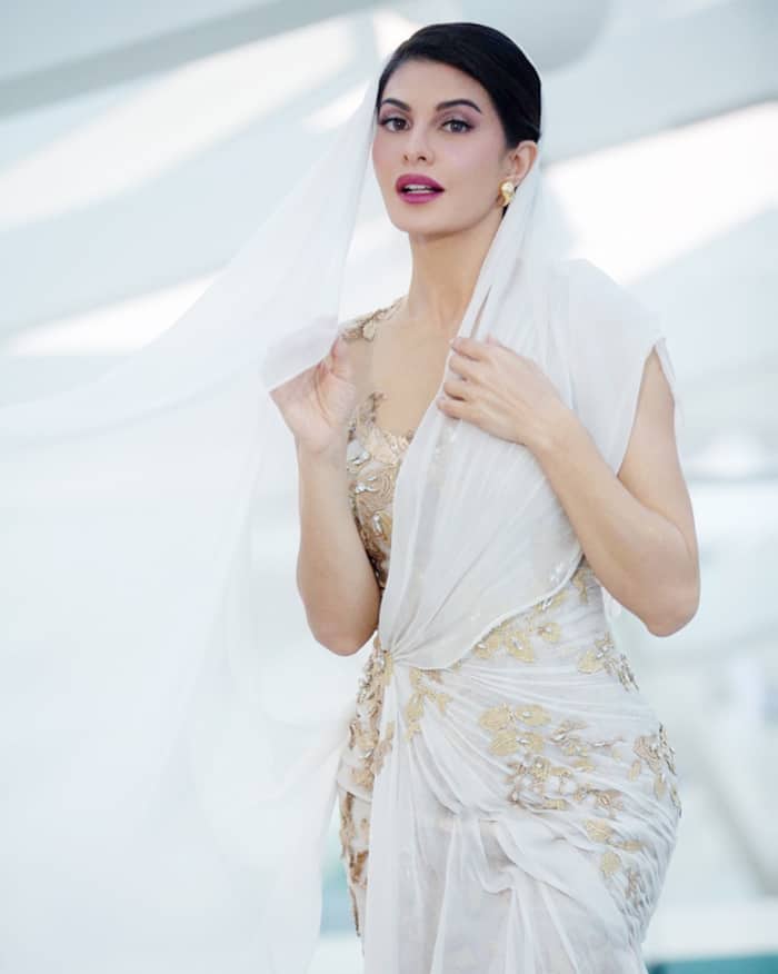 Jacqueline Fernandez Hits The Glam Charts in Exquisite Flowy Gown With ...