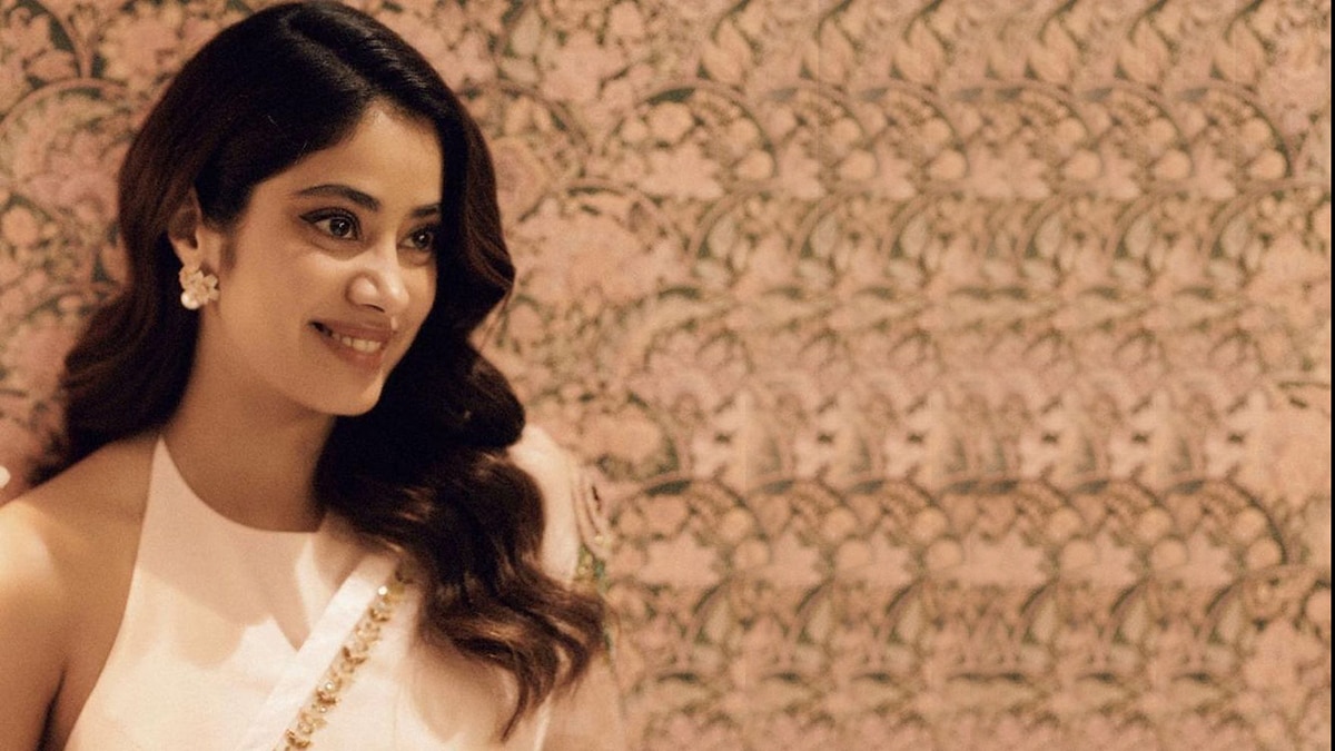 Jahnvi Kapoor Makes Vintage Look Cool in Blush Pink Saree And Halter ...