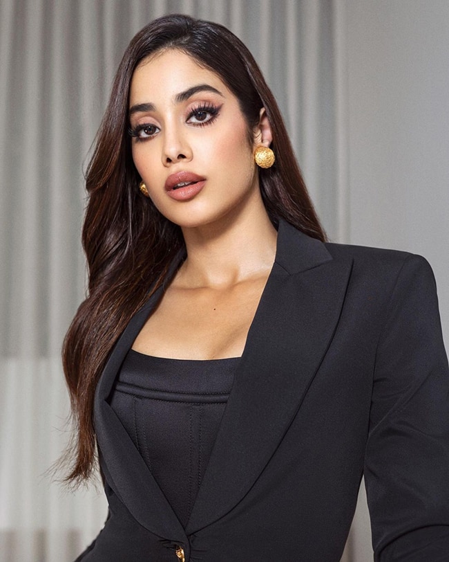 Janhvi Kapoor looks ravishing in subtle glam look