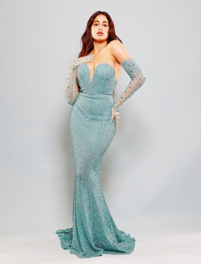 Janhvi Kapoor drops sexy pictures in a bold mermaid dress check jaw ...