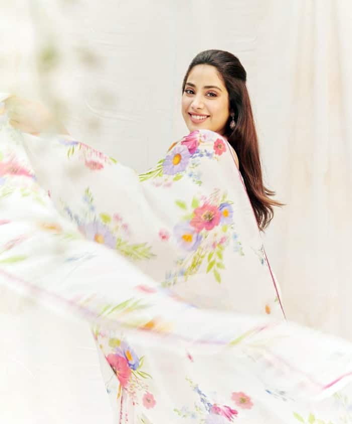 Janhvi Kapoor Looks Breathtaking in Pretty Floral Saree, Drops ...