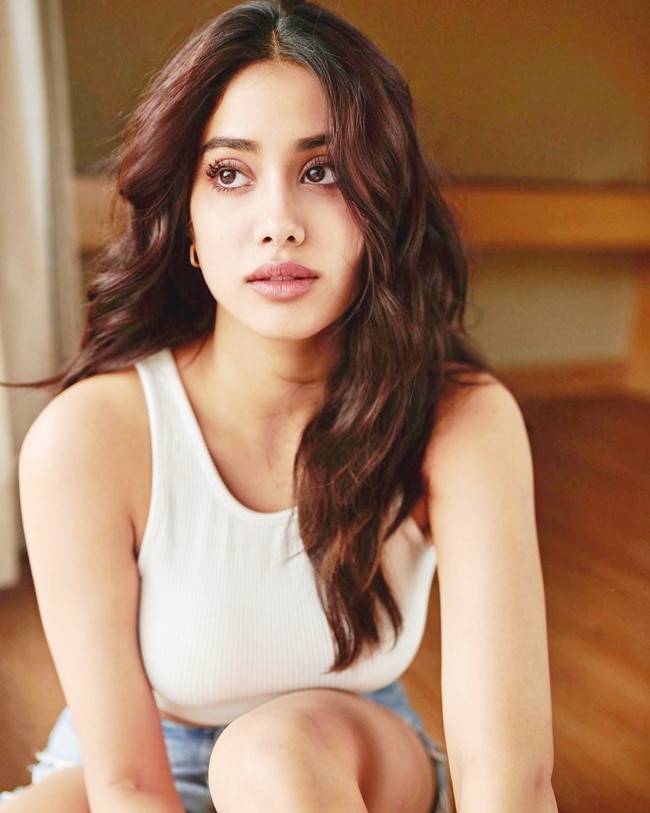 Janhvi Kapoor Sets Temperature Soaring In White Crop Top & Denim Shorts ...