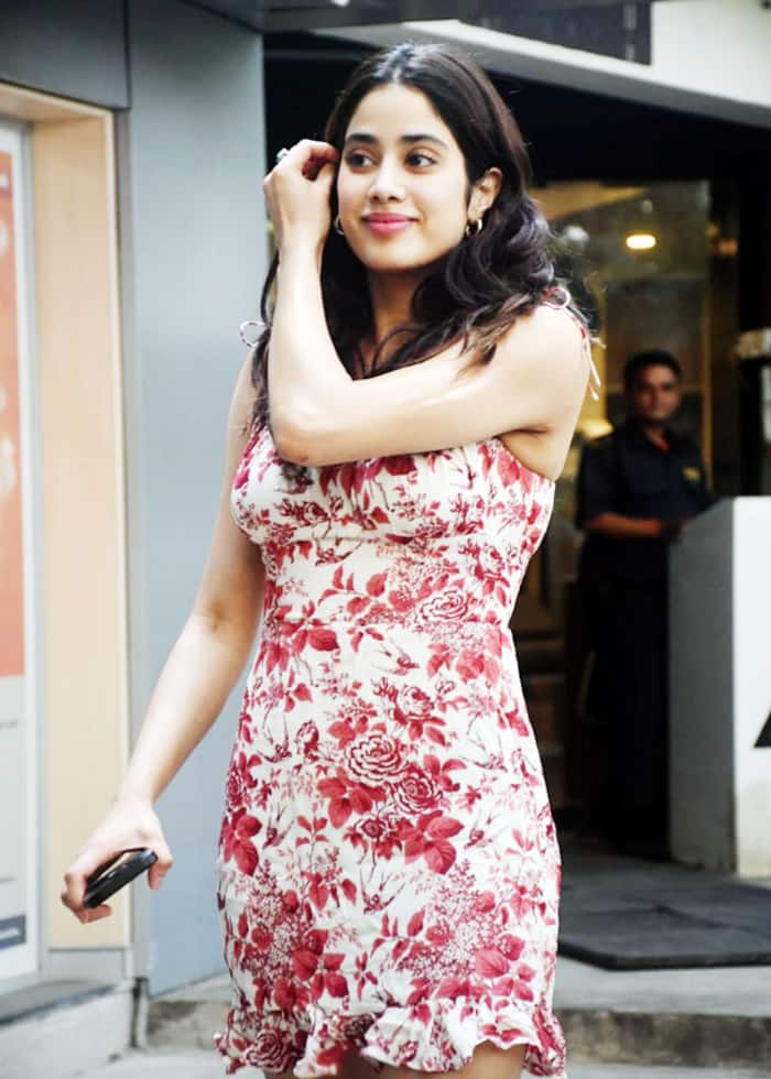 Janhvi Kapoor Keeps it Casual in Floral Mini Dress And Sneakers, Flaunts Her No-Makeup Look ...