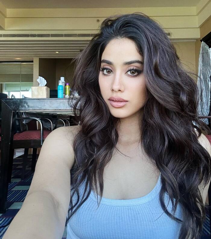 Janhvi Kapoor Flaunts Pouty Lips And Messy Hair in SEXY Instagram ...