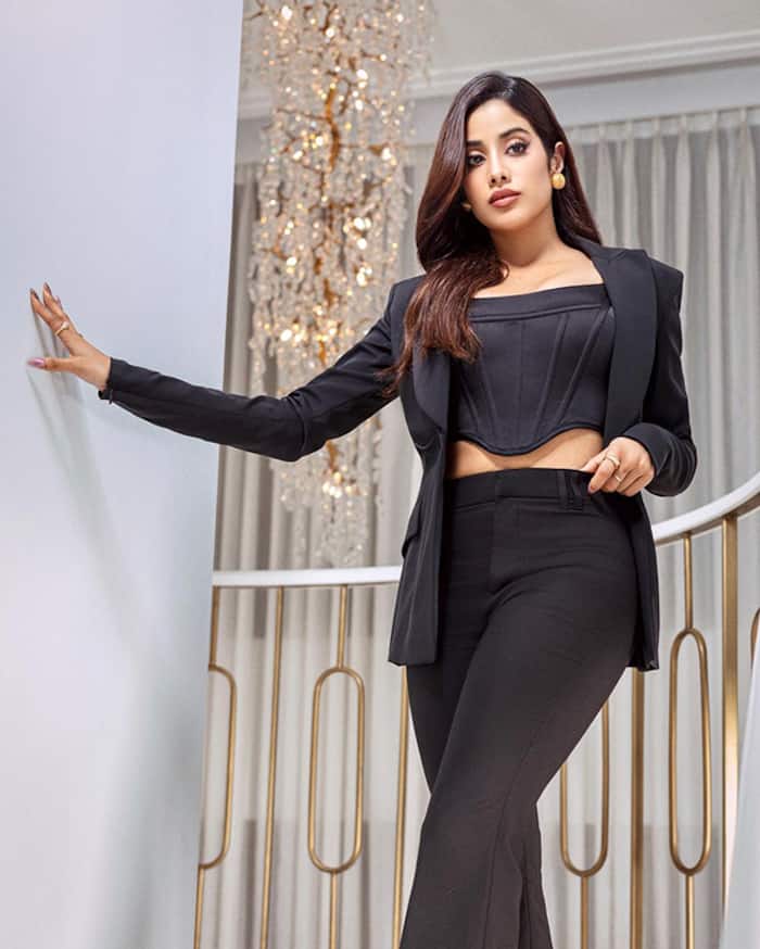 Janhvi Kapoor looks bold and fearless in all black look
