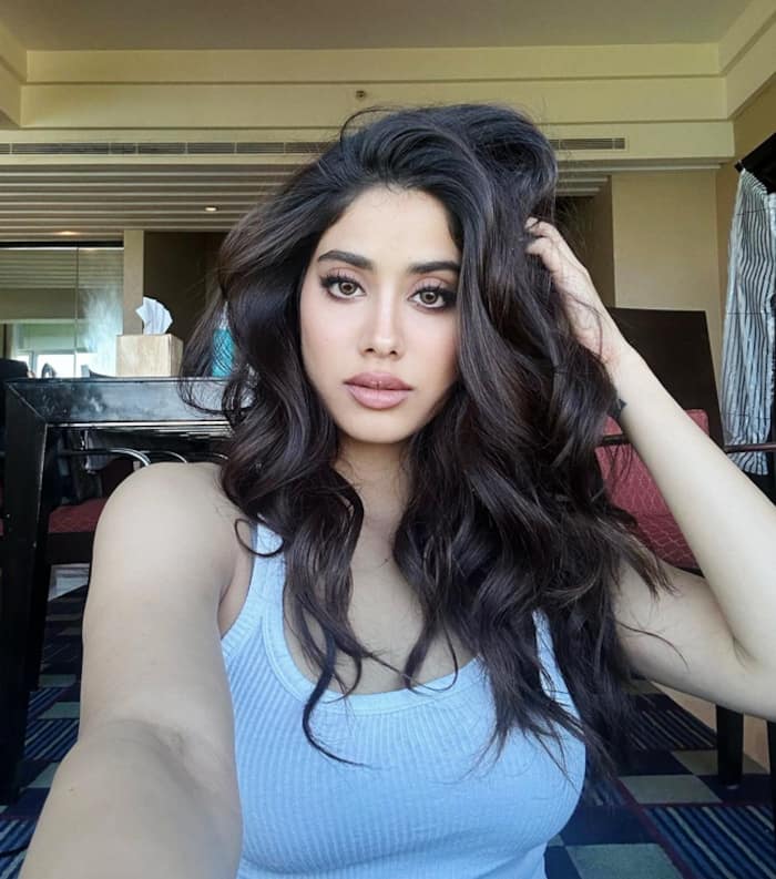Janhvi Kapoor Flaunts Pouty Lips And Messy Hair in SEXY Instagram ...