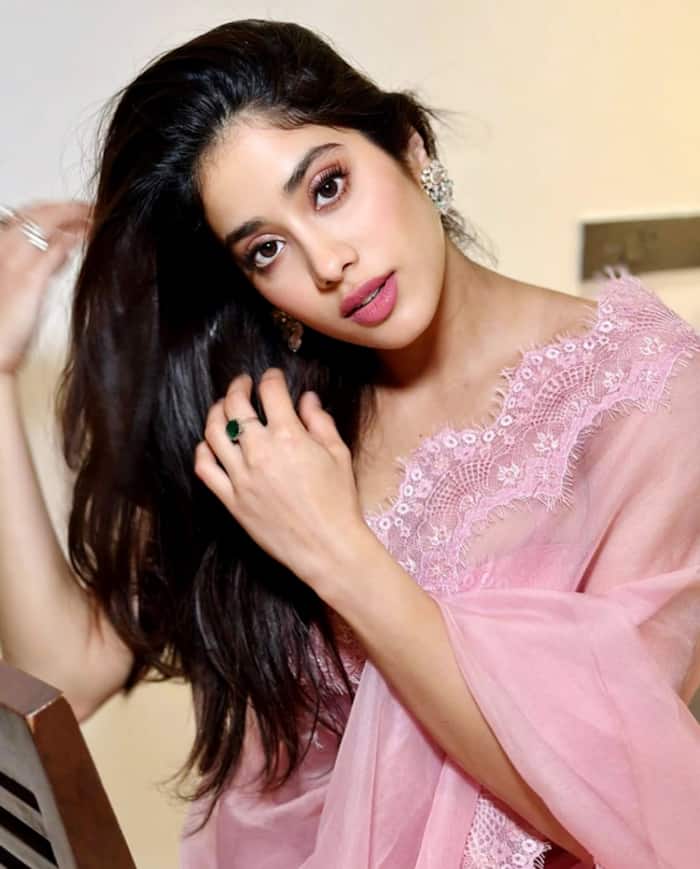 Janhvi Kapoor's Latest HOT Photos in Pink Prove That Sarees Are Her Thing!