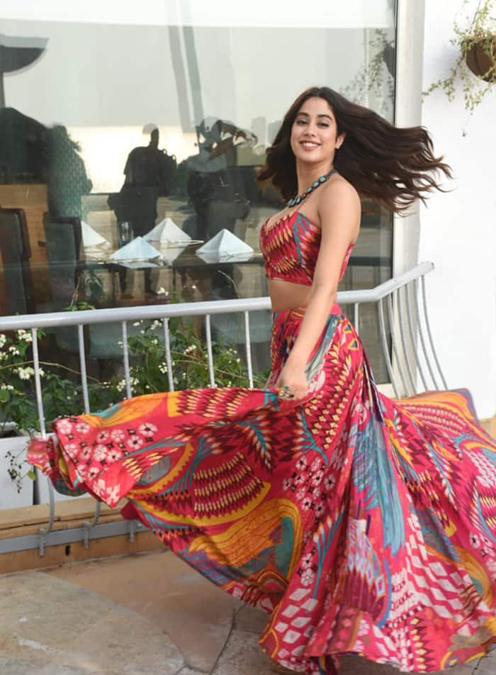 Janhvi Kapoor Goes ‘Rangeen’ in Multi-colour Sexy Lehenga Set During ...