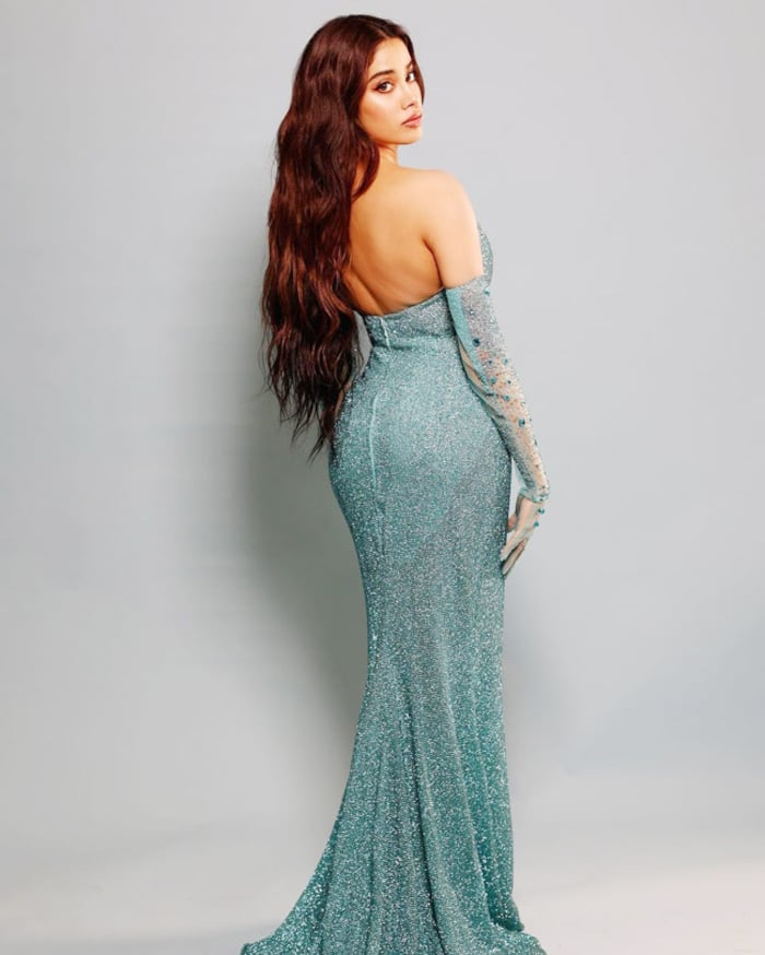 Janhvi Kapoor Aces Blue Mermaid Look But Not Without Some Sequins And ...