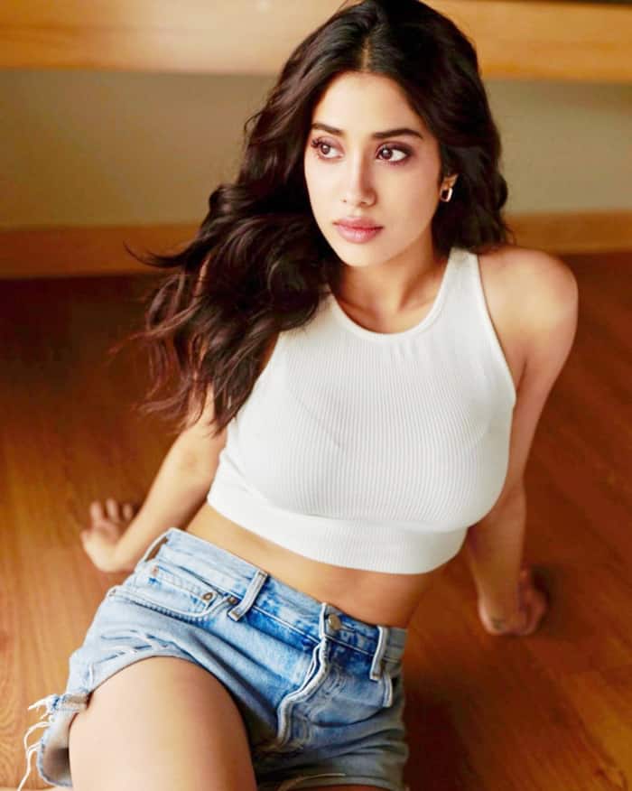 Janhvi Kapoor Sets Temperature Soaring In White Crop Top & Denim Shorts ...