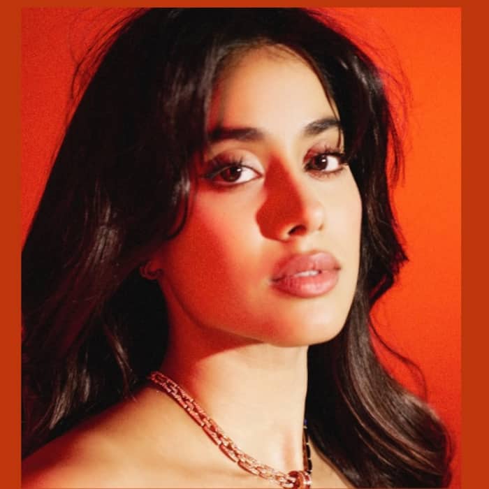 Janhvi Kapoor stuns in red bodycon gown made in 400 hours, wears gold ...
