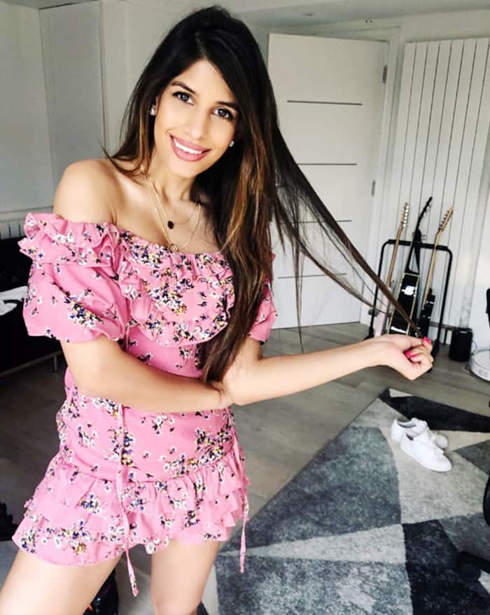 Jasmin Walia sexy looks