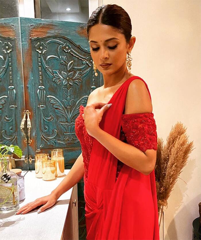 Jennifer Winget Stuns in Red Hot Off-Shoulder Blouse And Matching Saree - See Viral Photos