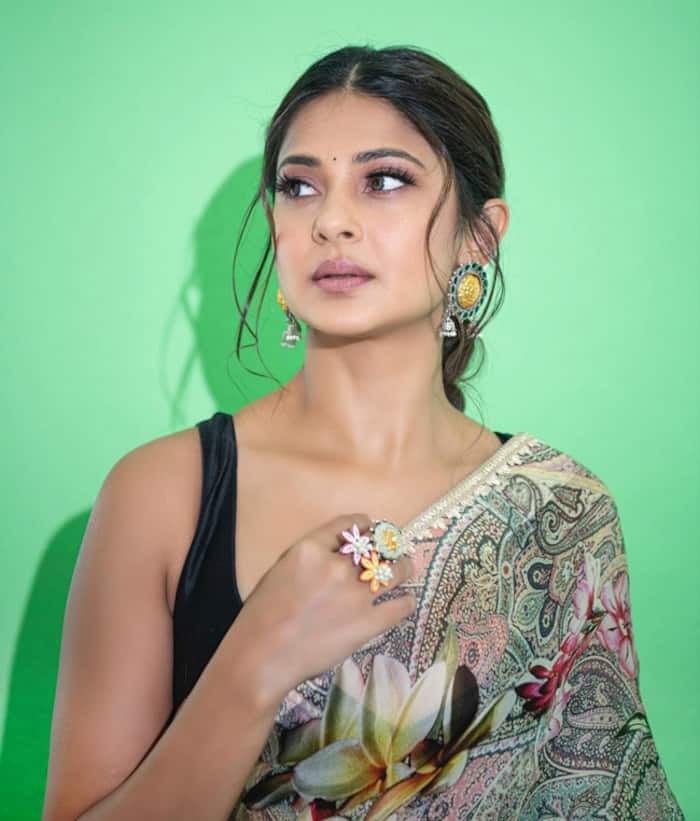 Jennifer Winget Trends Big as Fans Love Her Simple Floral Saree Look ...