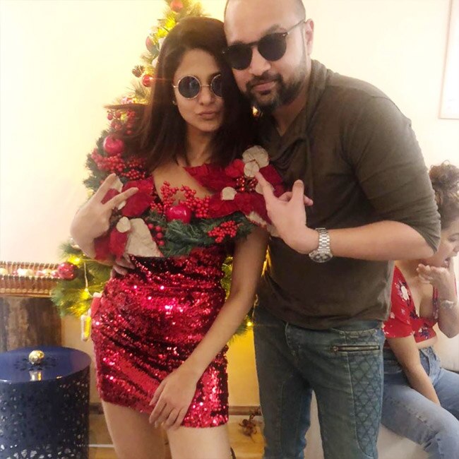 Jennifer Winget is seen striking a cute and adorable pose with Kavita Ghai