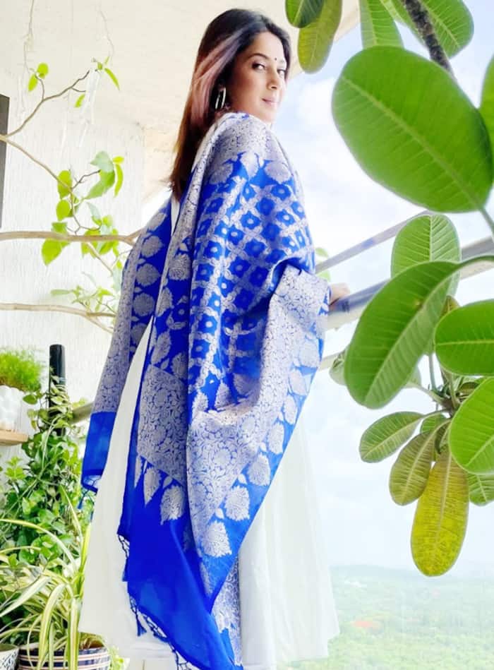 Jennifer Winget Exodes Hotness in Blue Floral Co-Ord Dress As She ...