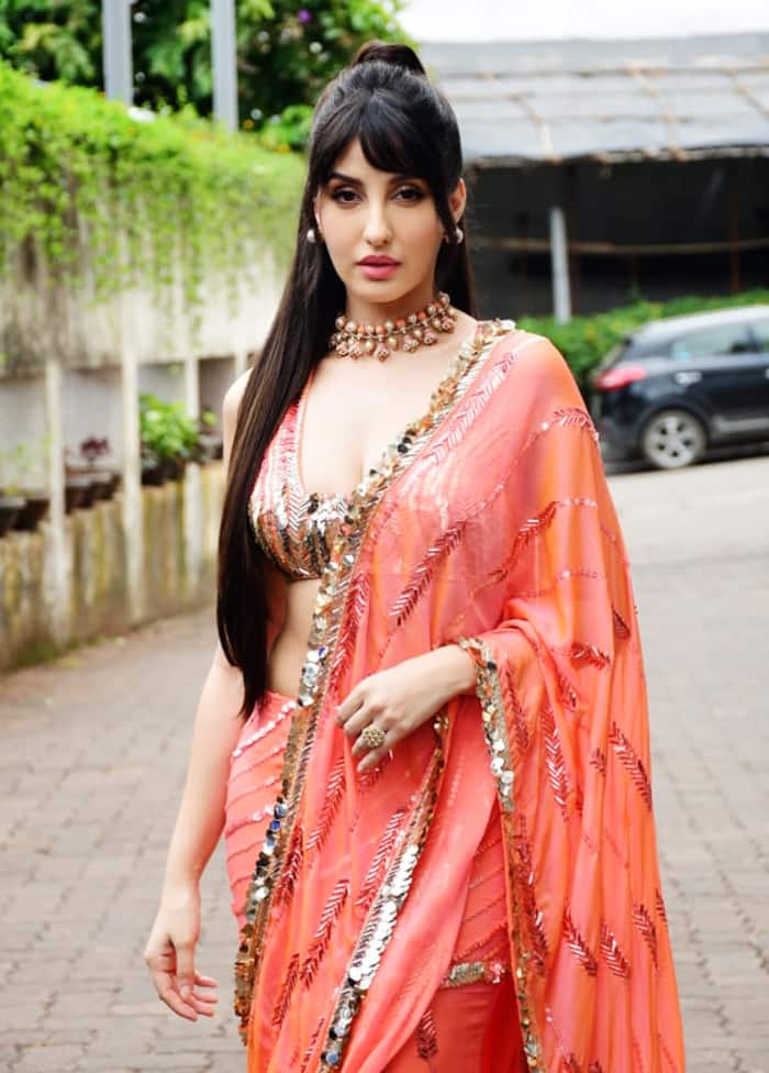 Jhalak Dikhhla Jaa: Nora Fatehi Looks Hotter Than Lava in a Sexy Sequin Saree And Knotted Blouse ...