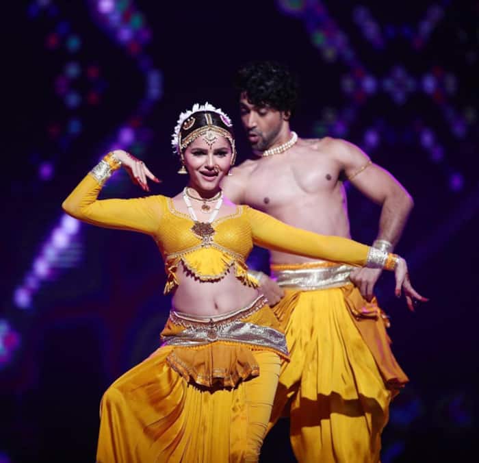 Rubina Dilaik sizzles on stage in yellow outfit, check pics from Jhalak Dikhhla Jaa