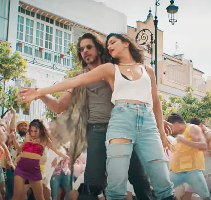 Deepika Padukone Breaks Hotness Meter With Bold Looks in Pathaan Song ...