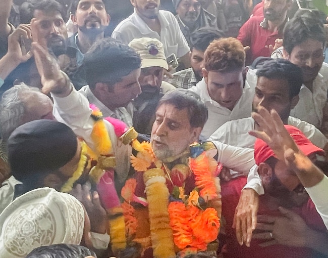 JKNC Candidate Mian Altaf Ahmed Larvi Gets Massive Greeting