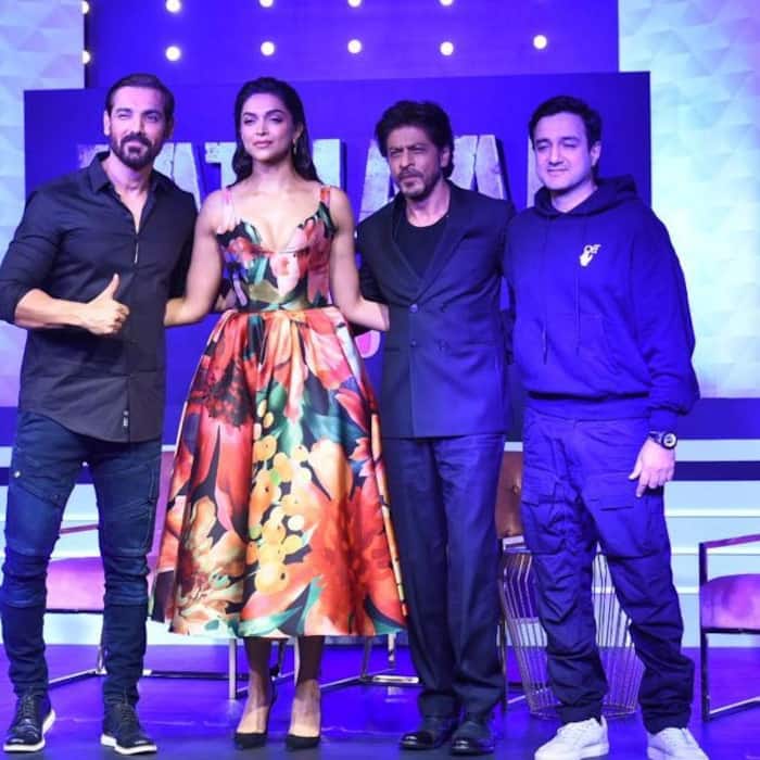Pathaan: Deepika Padukone Plants a Kiss on Shah Rukh Khan's Cheeks at ...