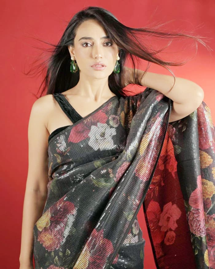 Surbhi Jyoti Turns up The Heat in Black, Experiments With Sequin Saree ...