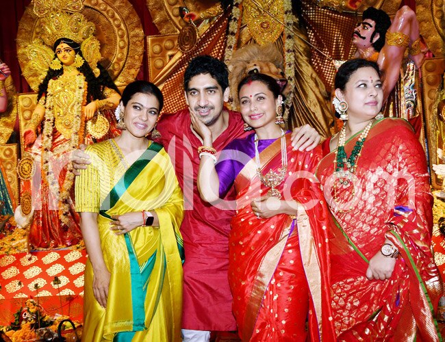 Kajol And Rani Mukerjee End Their Fight, Hug, Smiles And Have Candid ...