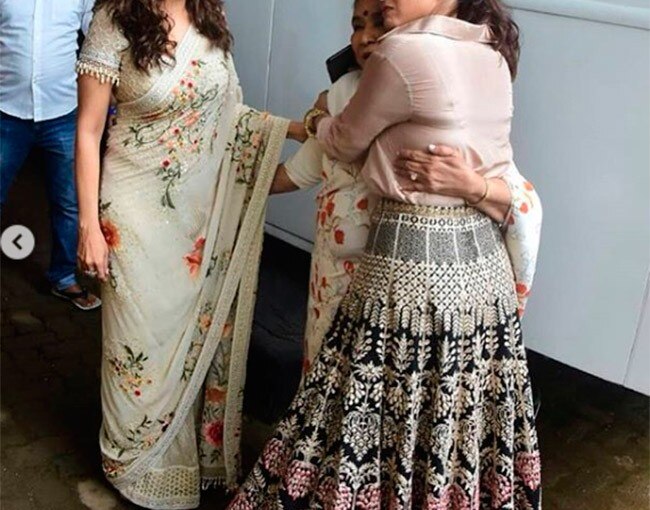 Kajol hugs Asha Tai