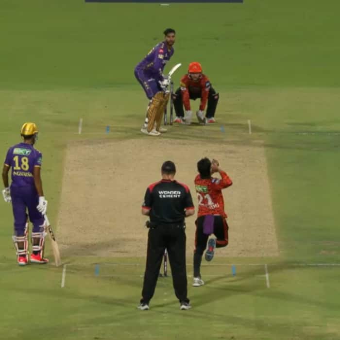 Kamindu Mendis demonstrated his unique ambidextrous ability