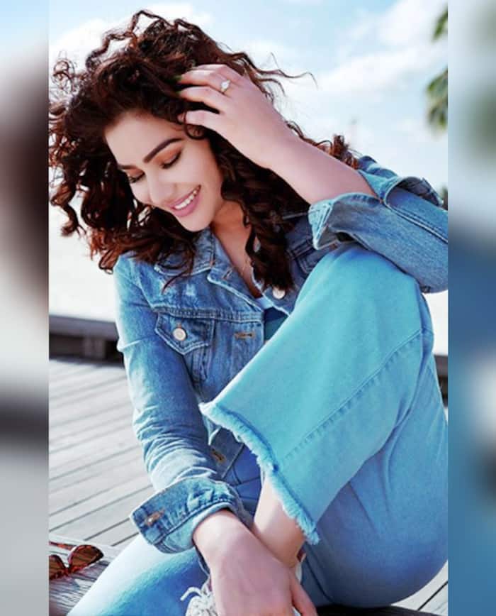 Kangna Sharma Looks as Hot as 'Red Chilli'