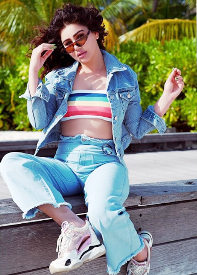 Kangna Sharma Looks as Hot as 'Red Chilli'