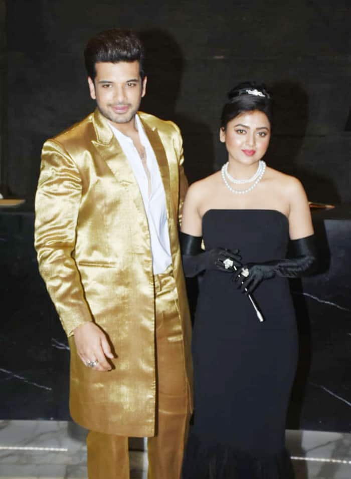 Tejasswi Prakash-Karan Kundrra Add Desi Touch to Hollywood Glam on ...