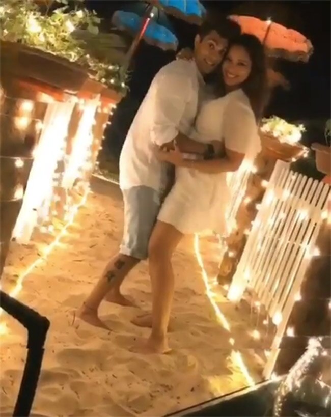 Bipasha Basu’s selfie with Karan Singh Grover at beach in Goa