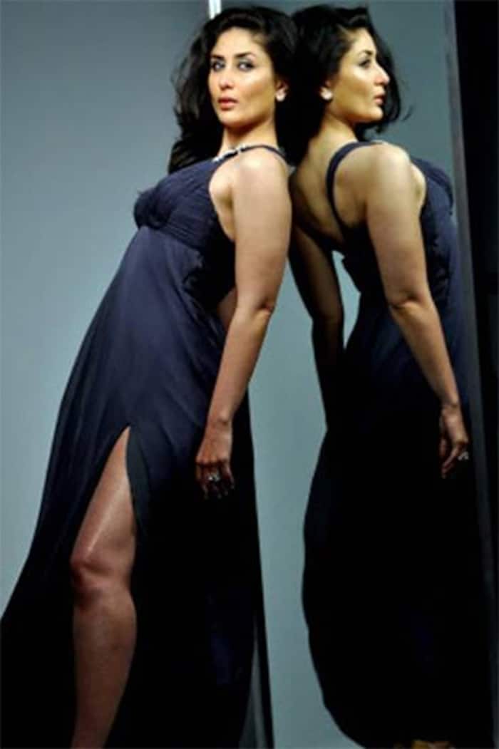 Kareena Kapoor Flaunting Her Cleavage In Sultry Blouse