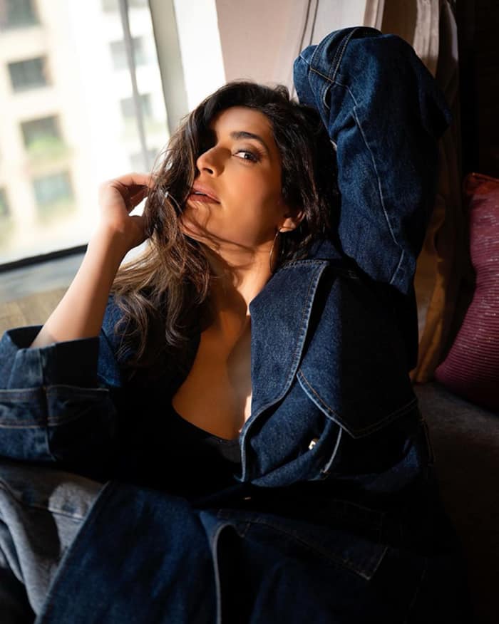 Karishma Tanna Maximises Hotness in Sexy Black Crop-Top And Denims l PHOTOS