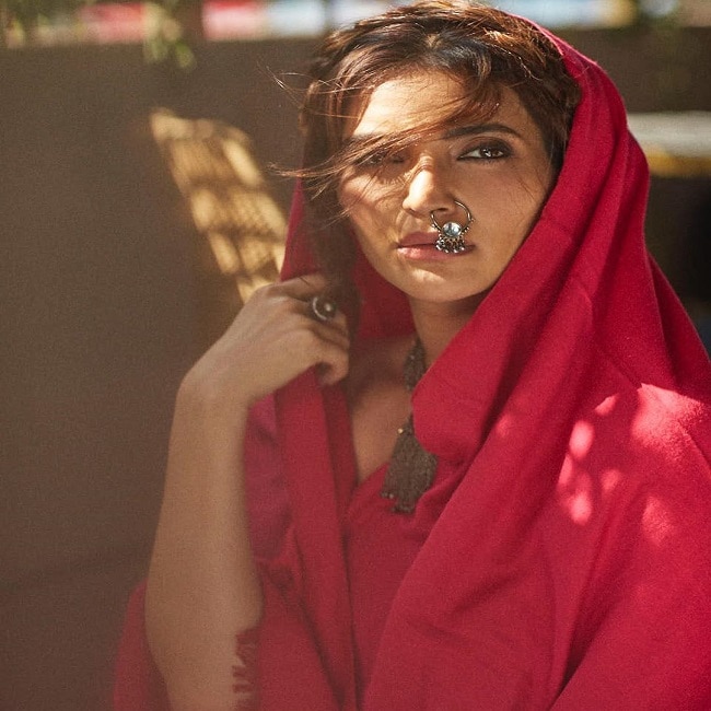 Karishma Tanna's Nomadic And Glamorous Looks in a Plain Red Saree And a ...