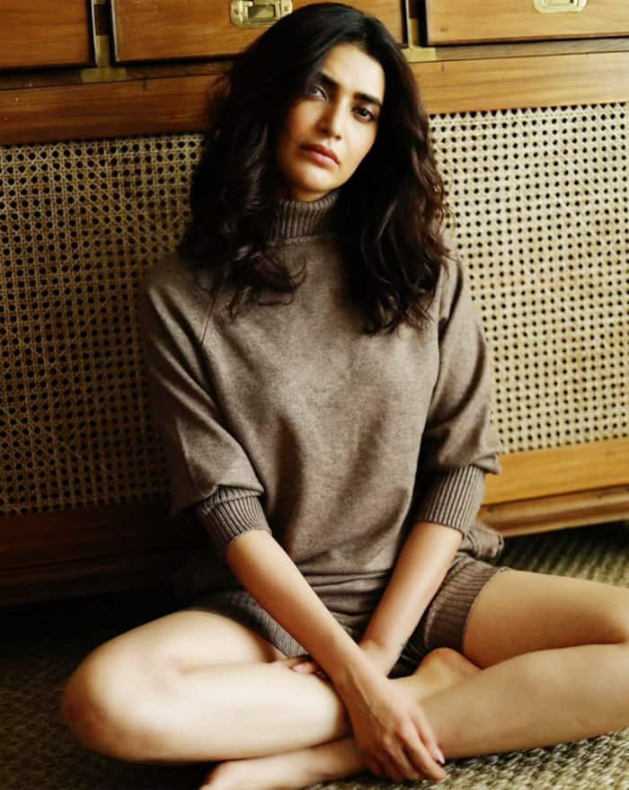 Karishma looks chic in a monotone sweatshirt and jogger pants.