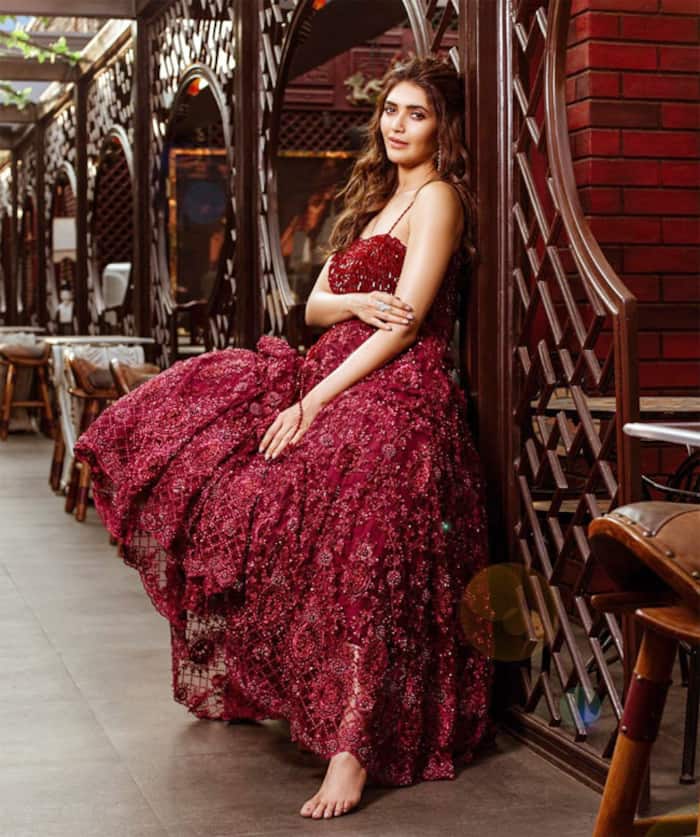 Karishma Tanna Makes Heads Turn With Her Glamorous Avatar in Ravishing ...
