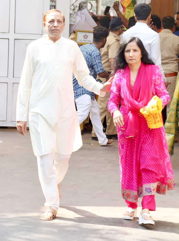 Kartik Aaryan and his mom visit Siddhivinayak temple on his 32nd ...