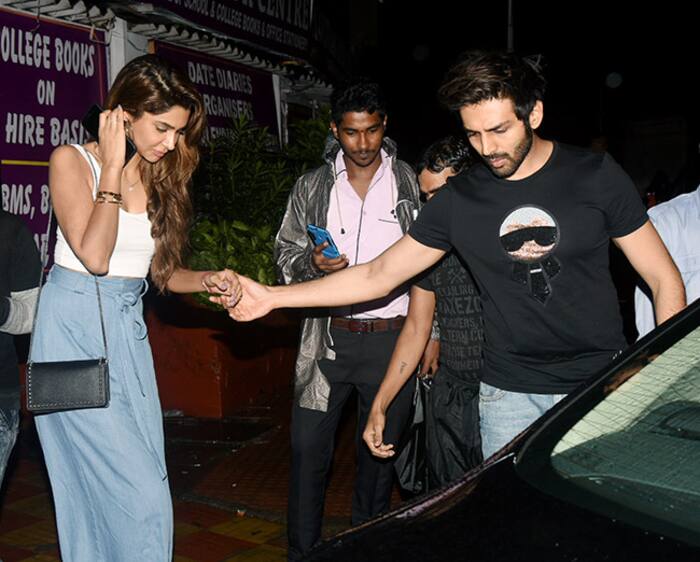 Kartik Aaryan holds his rumoured girlfriend Dimple Sharma's hand in Bandra.