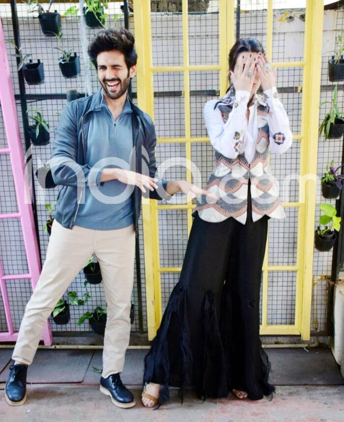 Kriti Sanon Kartik Aaryan Groove to Their Latest Song ‘Poster Lagwa Do ...