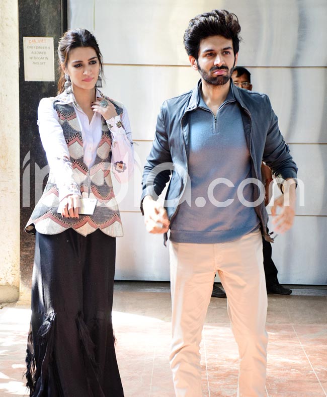 Kriti Sanon Kartik Aaryan Groove to Their Latest Song ‘Poster Lagwa Do ...