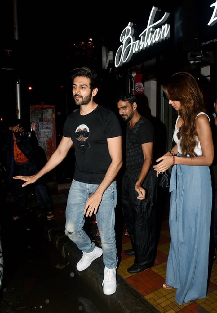 Kartik Aaryan extends to help Dimple Sharma to get into the car.