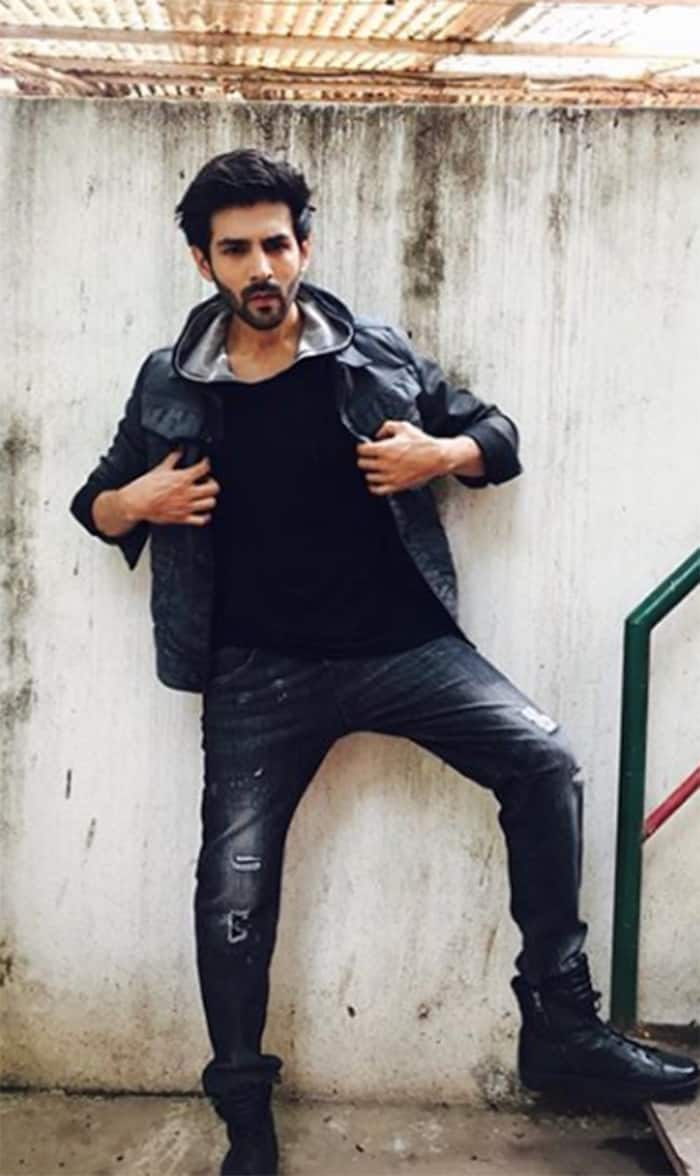 Kartik Aaryan posing shirtless for a picture